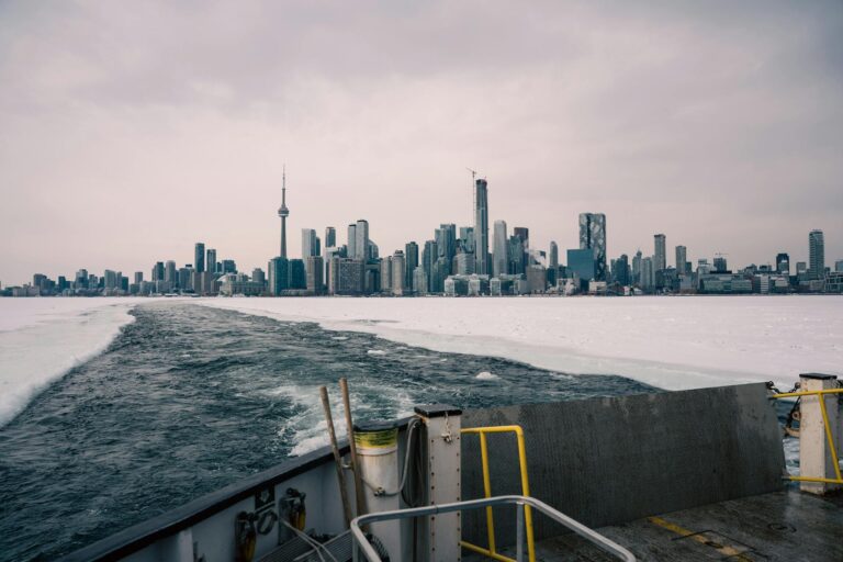 Toronto Islands Guide [2026]: Ferry Tickets, Beaches & Tips